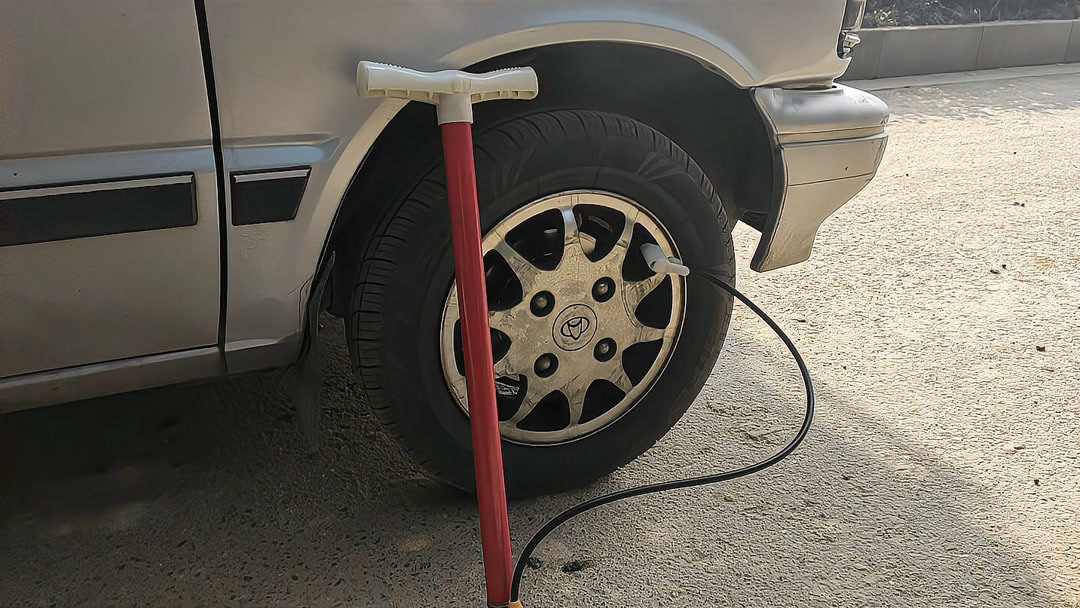 汽车轮胎充气非得用气泵?一个气筒就能解决