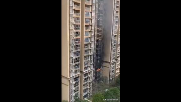 重庆南岸腾龙国际 女的在家里喷洒酒精消毒,男的在厨房做饭,家