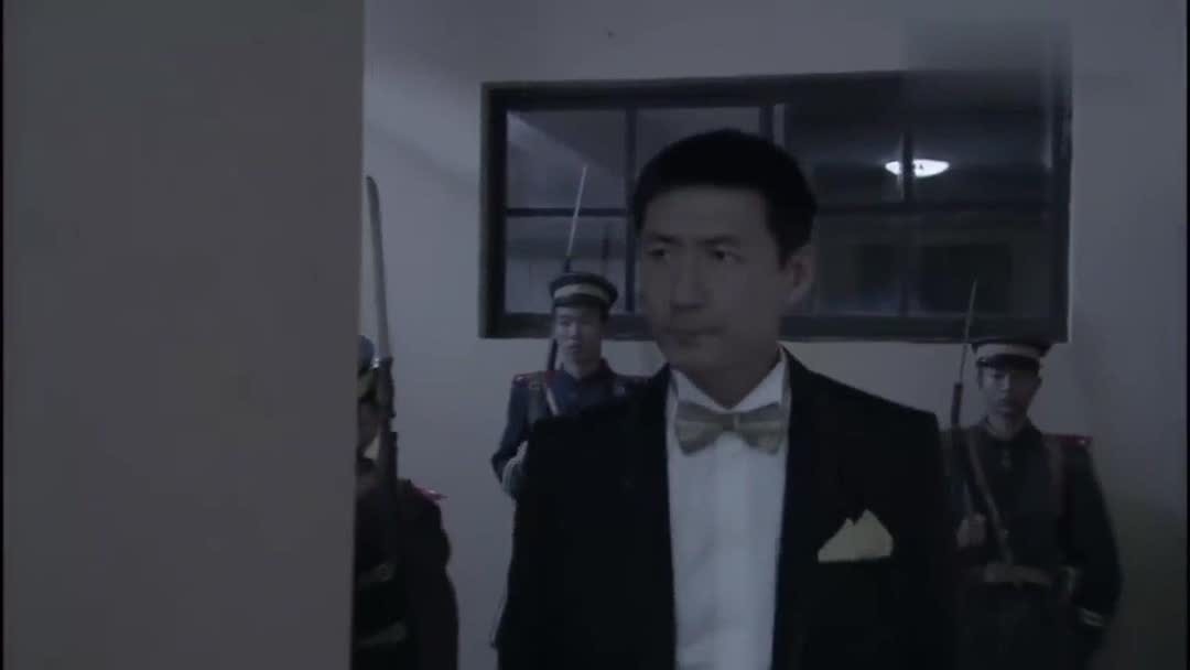 孤岛飞鹰:燕双鹰取出手枪,来到洗手间用戒指划开窗户玻璃