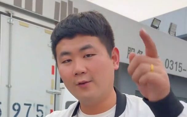 新能源电动汽车在家充电简单方便!