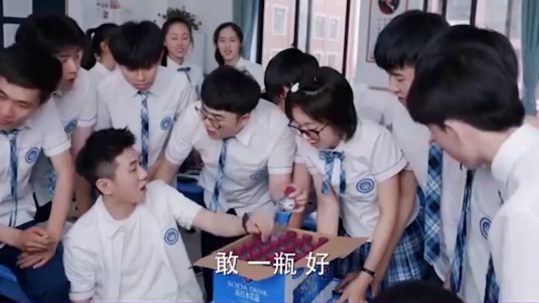 学渣用计算器砸金花,嘲笑学霸书呆子,谁知他用他打CS。