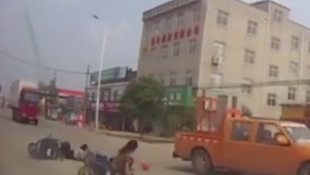 电动车数米外摔倒 交警:骑车司机担半责