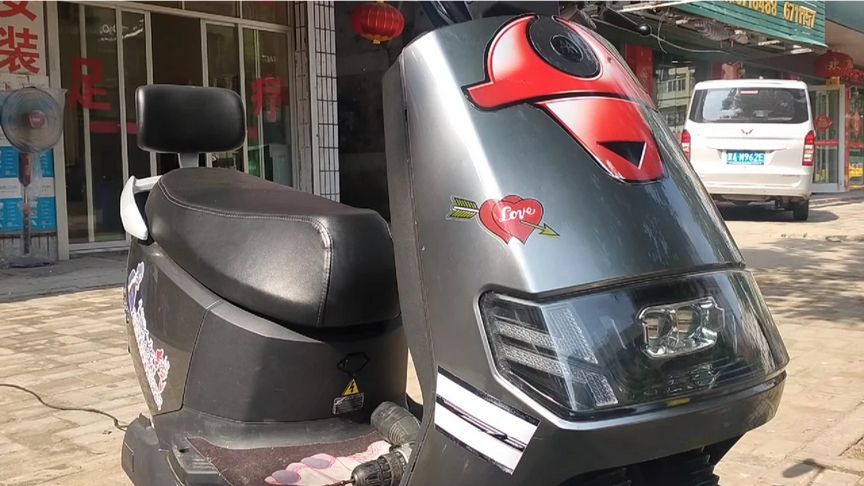 电瓶车在巷子拐弯不好拐,几次才能拐过来,只需要调一下这个就OK