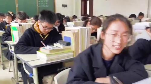 拼搏百天就要高考,学生们的目标很明确,这样学习才会有动力!