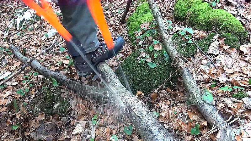 新型锯木神器,简直是喜欢外出野营的人的必需品,12秒锯断一棵树