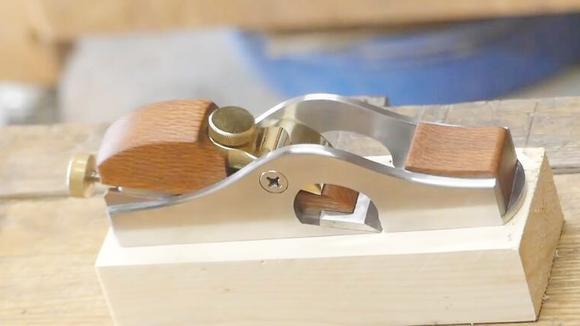 木工离不开这种木刨,看看老外的木工刨如何制作的,真不太一样