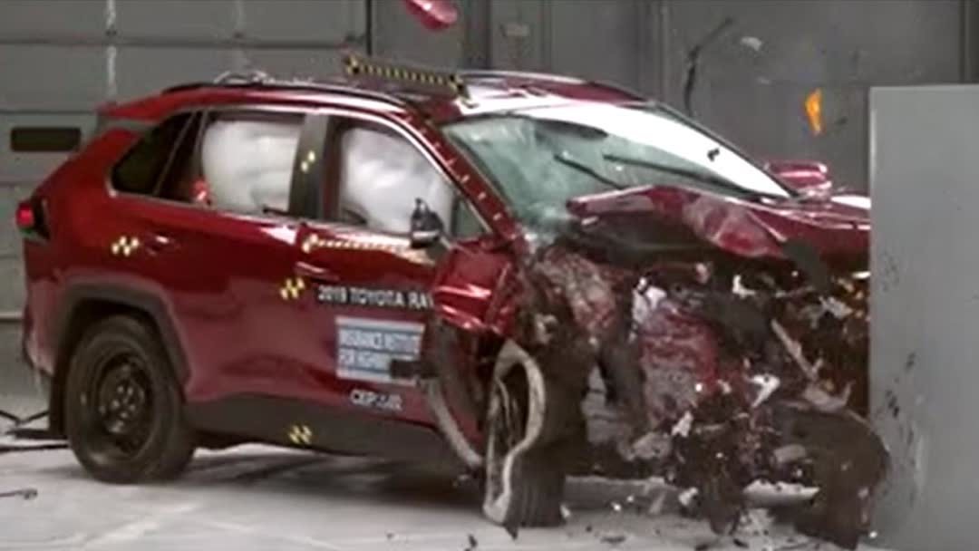丰田RAV4是否结实?来看碰撞测试结果
