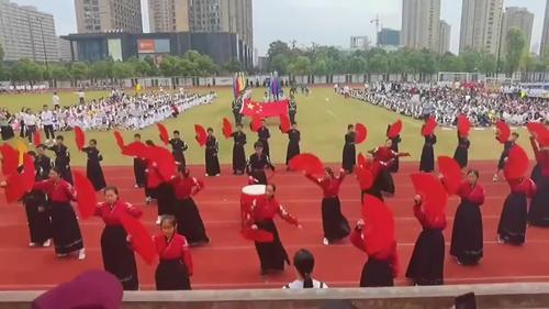 运动会上,学生们穿汉服表演才艺,网友,涨见识了