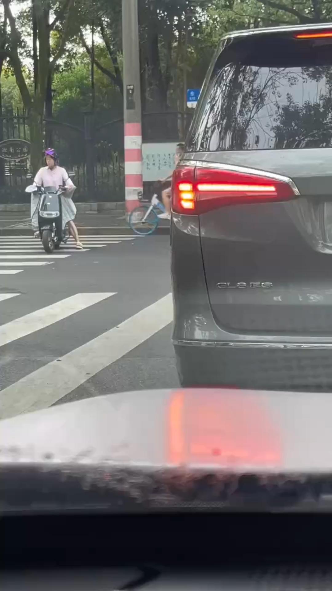 这车的转向灯是认真的吗?真是小到让人看不清啊!