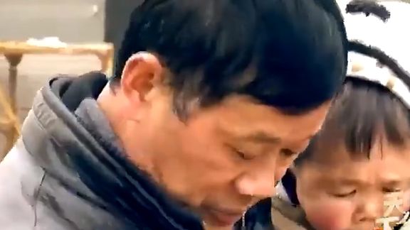 男人声音容貌身高都定格在了一岁,爸爸抱了他28年 永远长不大