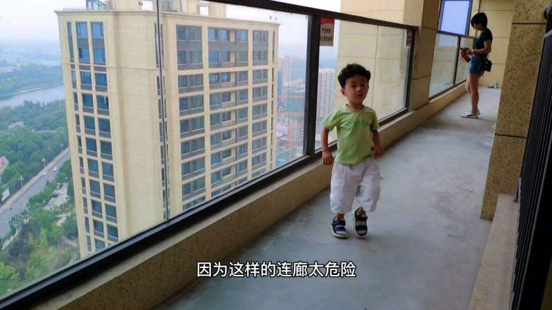 连廊越来越普及,欣赏风景看的我发颤,媳妇坚决反对买这样的房子