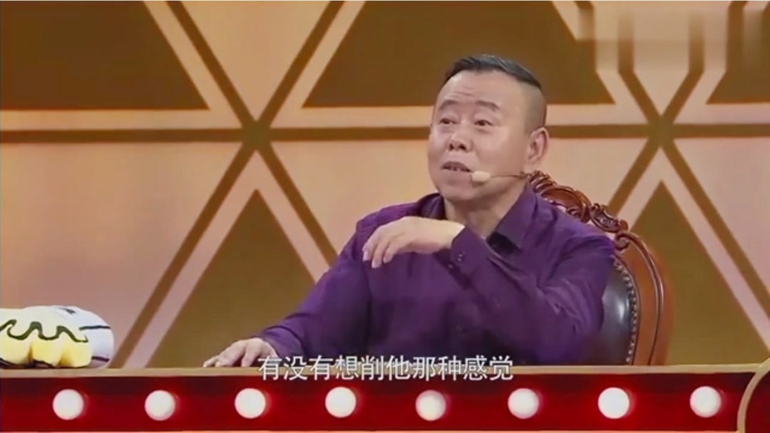 《月亮代表我的心》被玩坏,演员搞笑表演钢琴版“一人一字接龙”