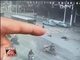 [视频]江苏镇江:过马路闯红灯 行人被撞飞