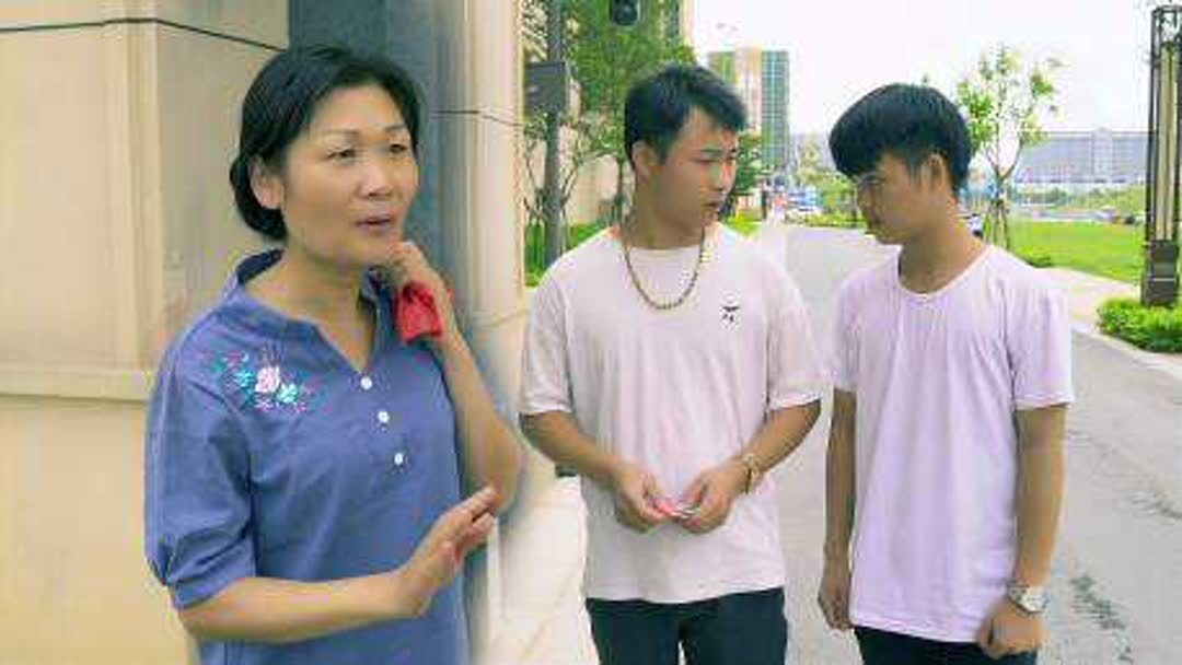 大娘进城把钱弄丢,找路过小伙借钱,让他懂得诚信的含义