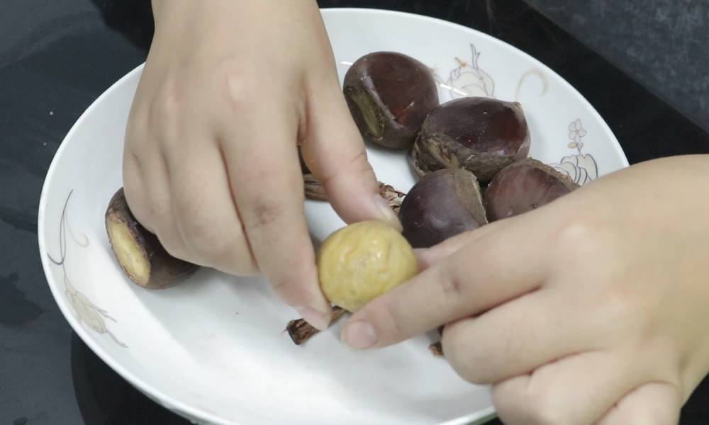 剥板栗皮其实很简单,教你一诀窍,剥板栗比剥香蕉还轻松,干净又完整