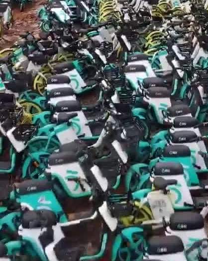 【长沙清退的38万辆共享单车航拍】长沙被回收清退的38万辆共享电...