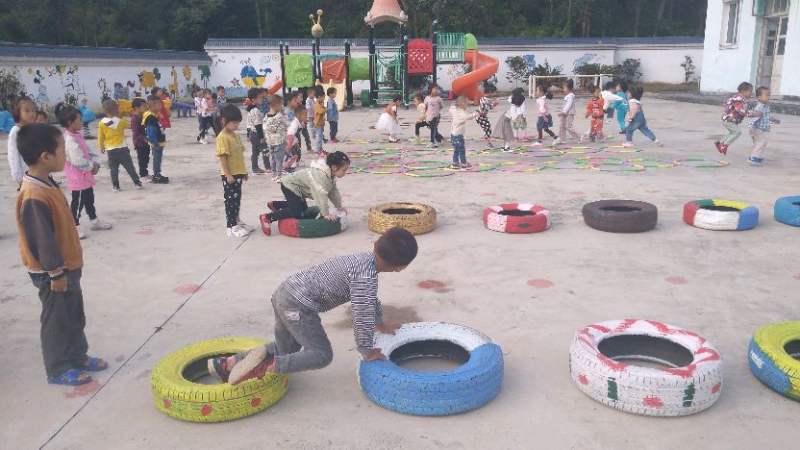 幼儿园最新推荐,有趣的户外游戏活动,轮胎新玩法
