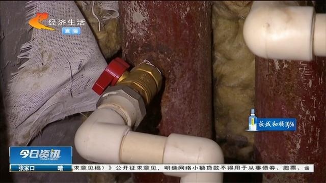 暖气管道漏水,自家房顶被泡没人给说法,业主觉得憋屈:刚装修的
