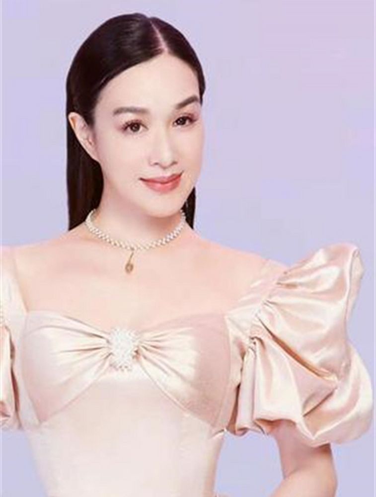 自己挣钱买50万裙子,却被威胁不退就离婚,钟丽缇的婚姻值得吗