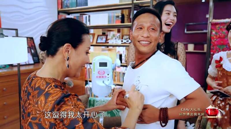 谢娜开启搞笑模仿秀,女神团膜拜谢娜,众人与宋小宝签名道别!