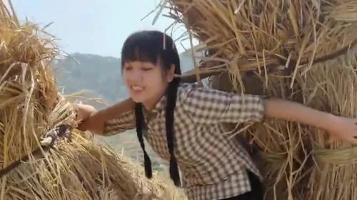 服装设计毕业后,没去大城市发展回到老家农村务农,只为了活成自己的...