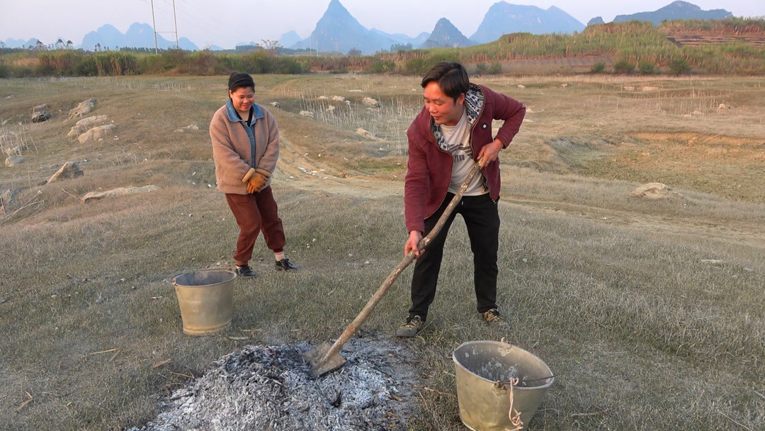 小伙利用桑树自制木炭取暖,这种方法号称最快,一起来看看吧