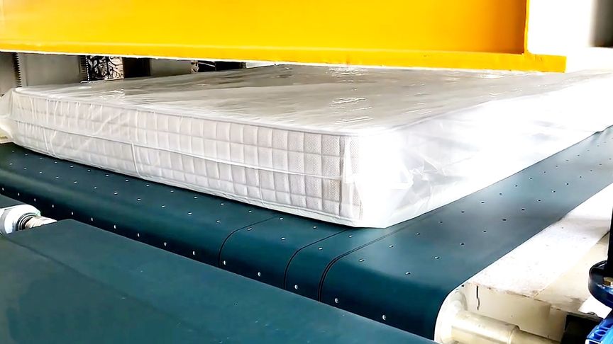 看看弹簧床垫是如何制造的,这么厚一张发货时被压得像薄饼一样