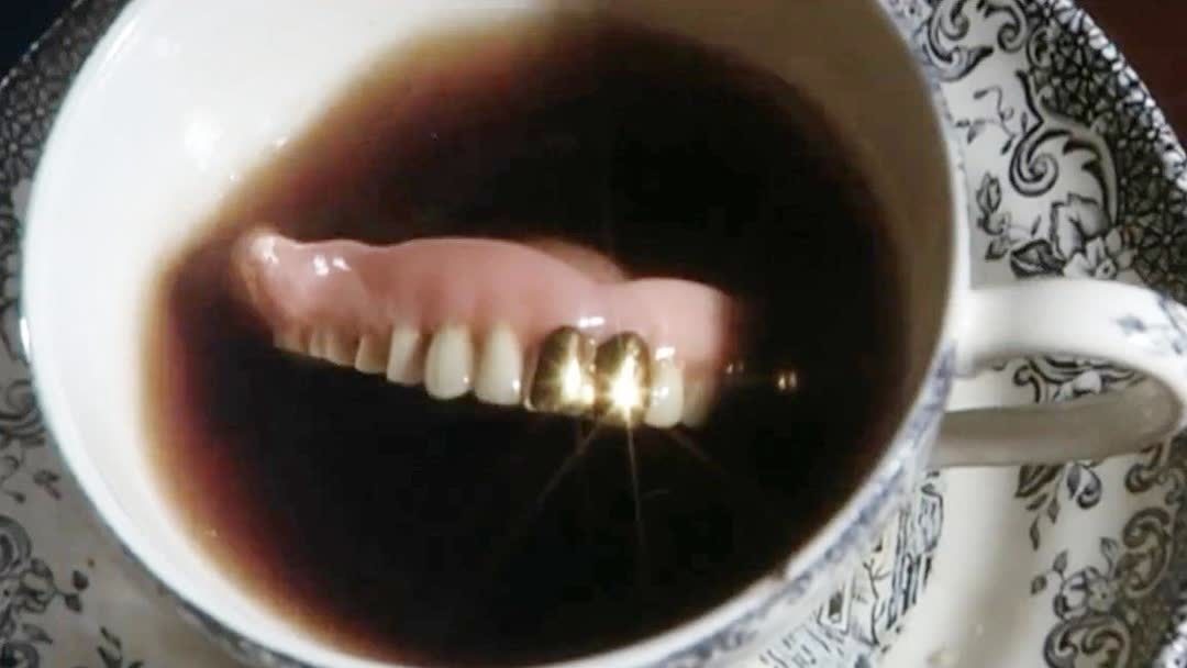 智多星:老爷的假牙泡在咖啡里,没想到客人端去喝了,太逗了!