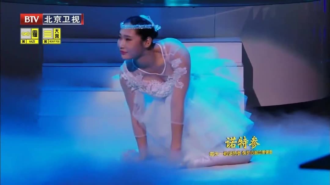 她的柔术表演太精彩