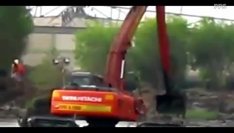 超酷!水陆两用挖掘机视频表演