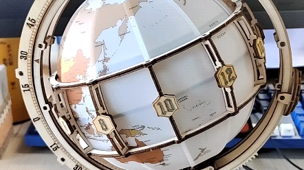 建筑生摸鱼的木质地球仪模型