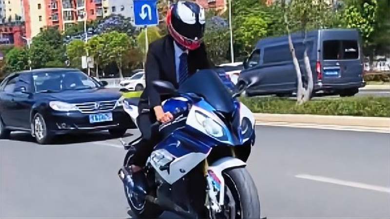 排气管黑的车不能买,但是可以租,临时应下急还是可以的,也不用保养