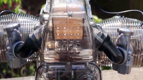 小伙网上买来一台摩托车发动机模型,到货组装试了下,这钱花得值