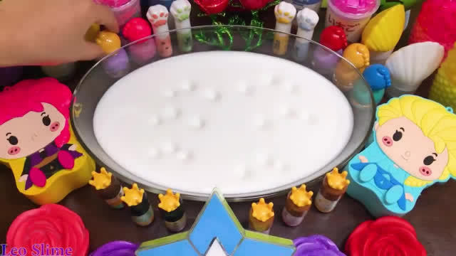 起泡胶制作,把好多好看的材料放进黏土里,捏起来太解压了