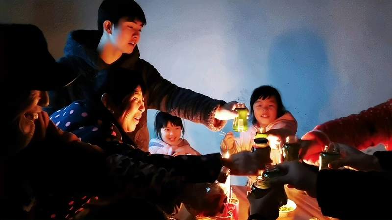 湖南农村年夜饭,老公和婆婆准备年夜饭,一家人围着吃很温馨