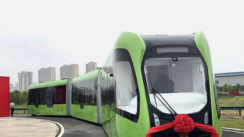 中国制造又火了!世界首创无轨列车,可以直接在马路上跑
