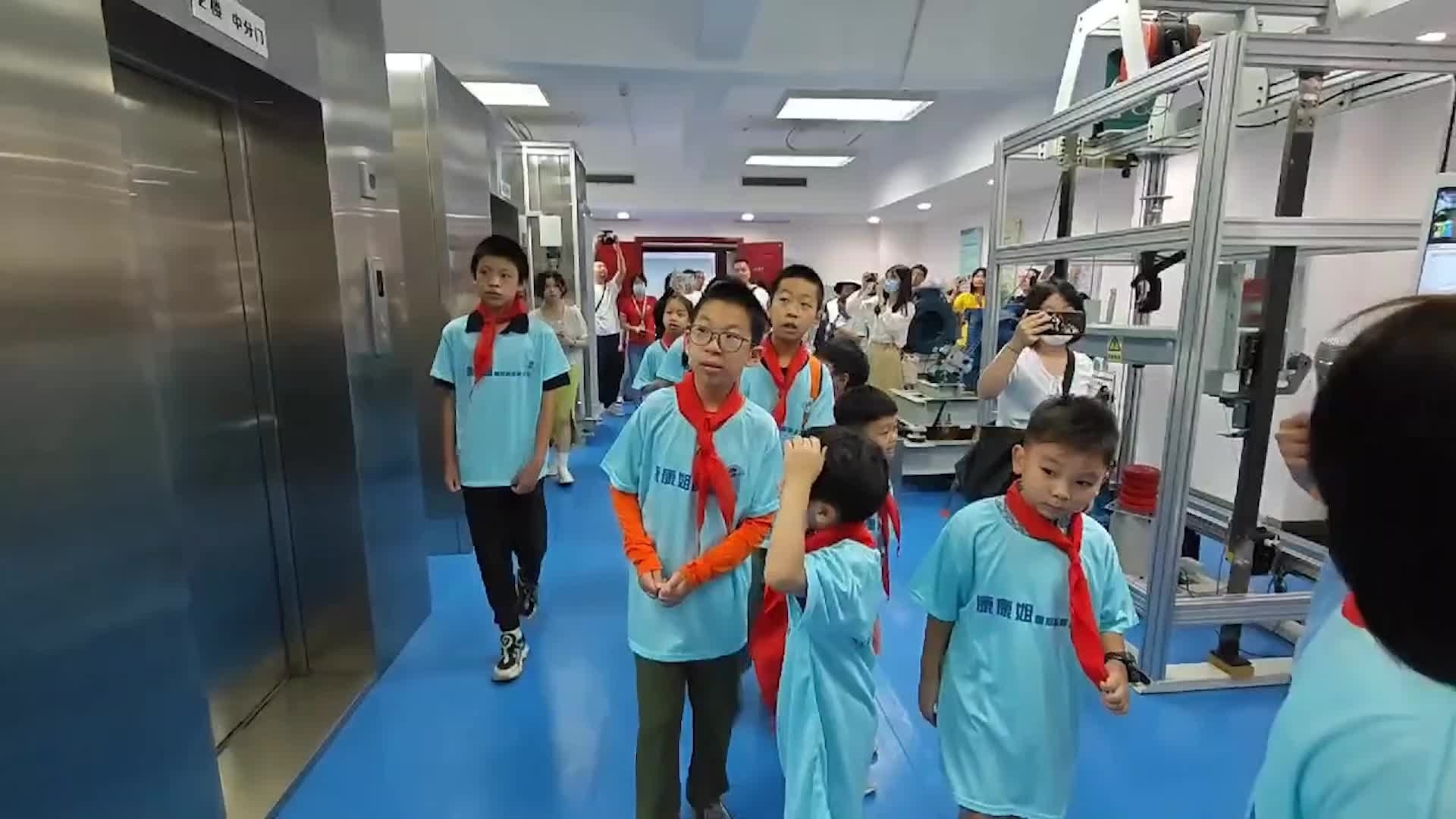 来这里学习电梯避险和塔吊操作