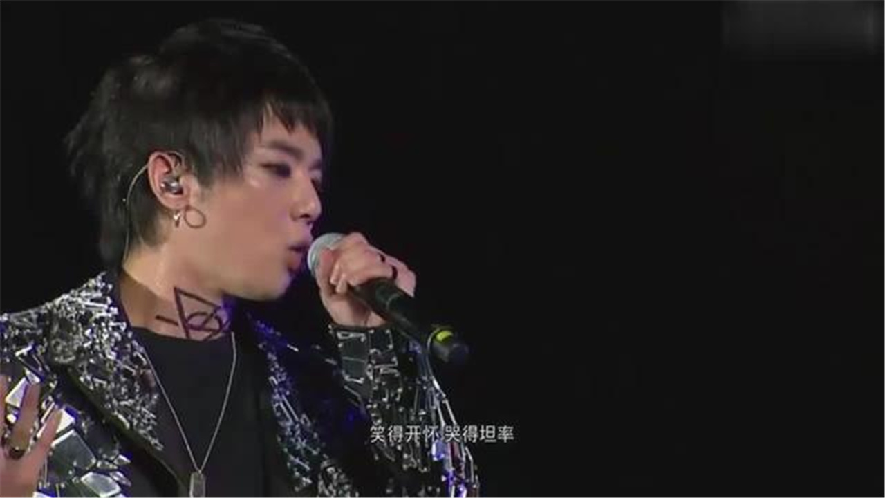 华晨宇《烟火里的尘埃》演唱会现场版,感谢当初尚雯婕的慧眼识珠