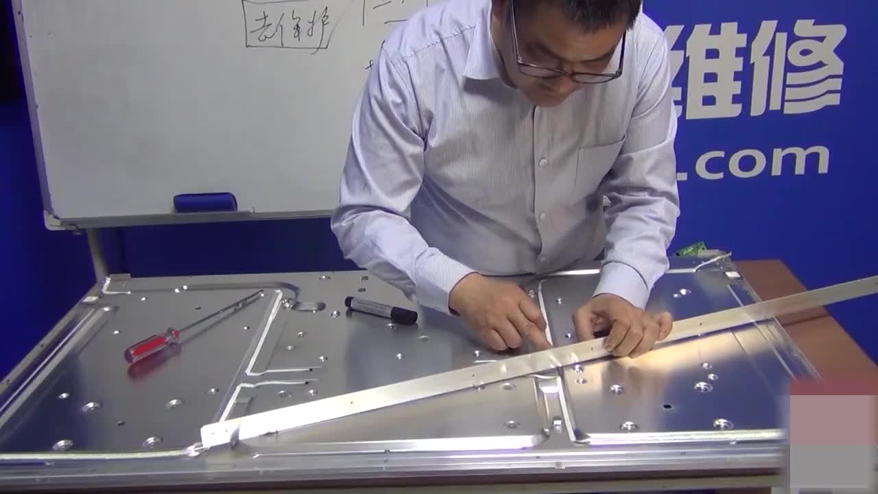 啄木鸟家庭维修|视频教程丨液晶电视局部暗故障拆屏换灯条(二)