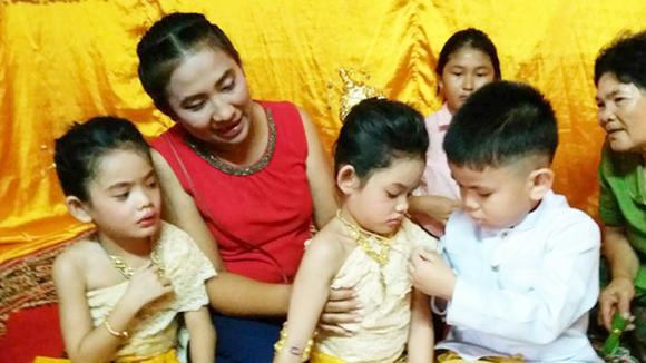 家人为一对三胞胎举行盛大婚礼,让哥哥娶两个亲妹妹为妻!