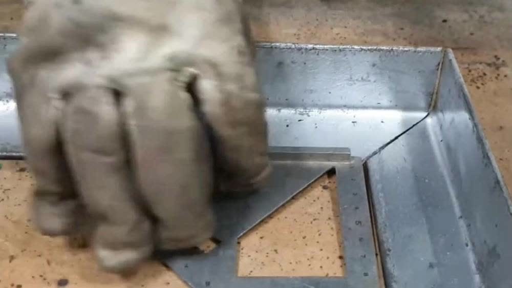 新招的焊工要价400,现场展示角铁折直角的绝活,老板一看给800