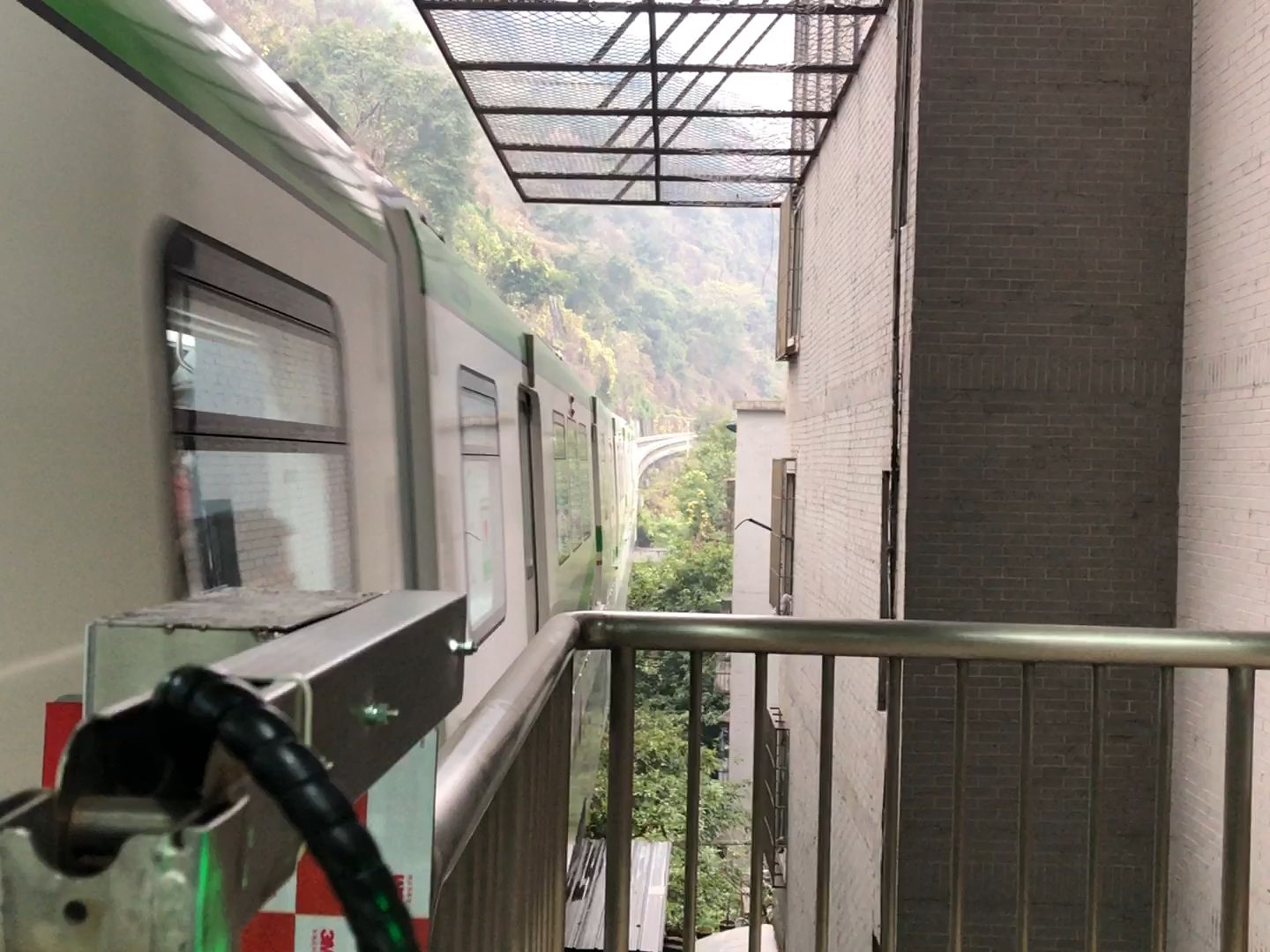 【轻轨穿楼】重庆单轨2号线020588号车出李子坝站
