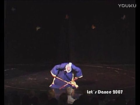 新疆安狄丝东方舞馆国外大师课堂《男肚皮舞大师藤杖表演》