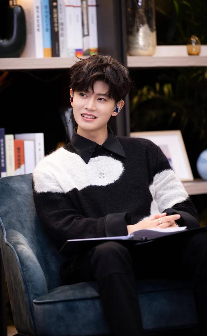 @任嘉伦 希望这辈子,你未老,我还在,可以见你一面♥️#今日头条#