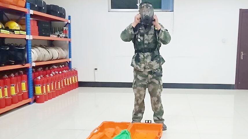 发生火灾缺氧如何保命?消防工人教学正确佩戴呼吸器,条条要牢记