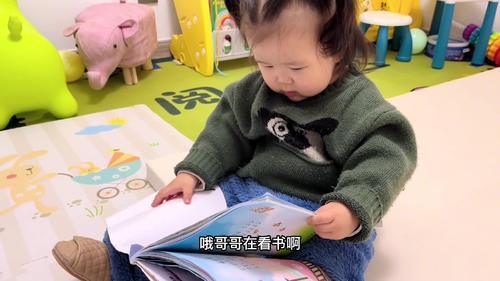 宝宝开始拿笔学画画了,妈妈教了好几遍才会握笔