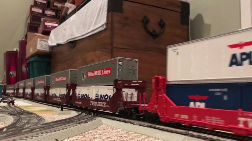 火车迷的蒸汽火车模型,拉着好多货柜前行