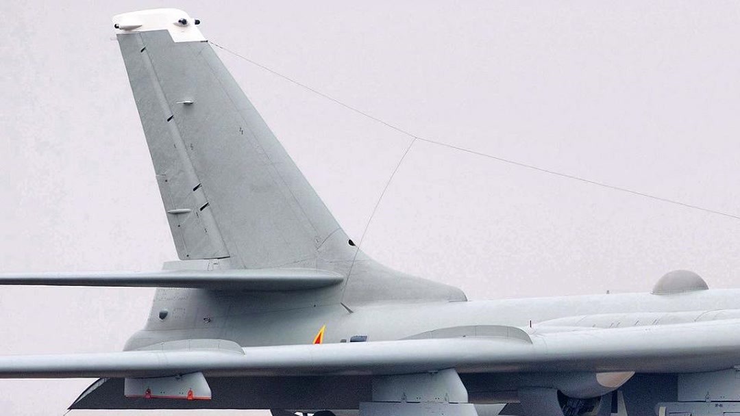 美军机降落台湾后,中方迅速做出回应,解放军用军事行动发出警告