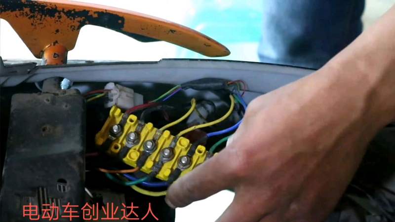 电动车原装控制器损坏必须换万能控制器?看看修车师傅怎么做