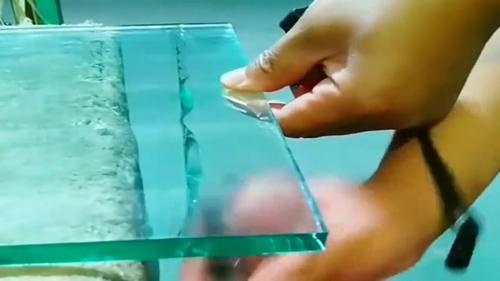 用高科技工具刀划出来的玻璃,一刀切下去,也没多省劲啊